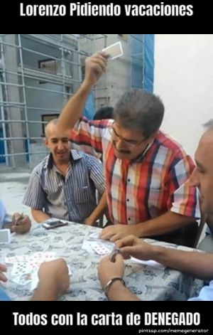 Hacer Meme de Hombre tirando las cartas sobre la mesa - Pintzap